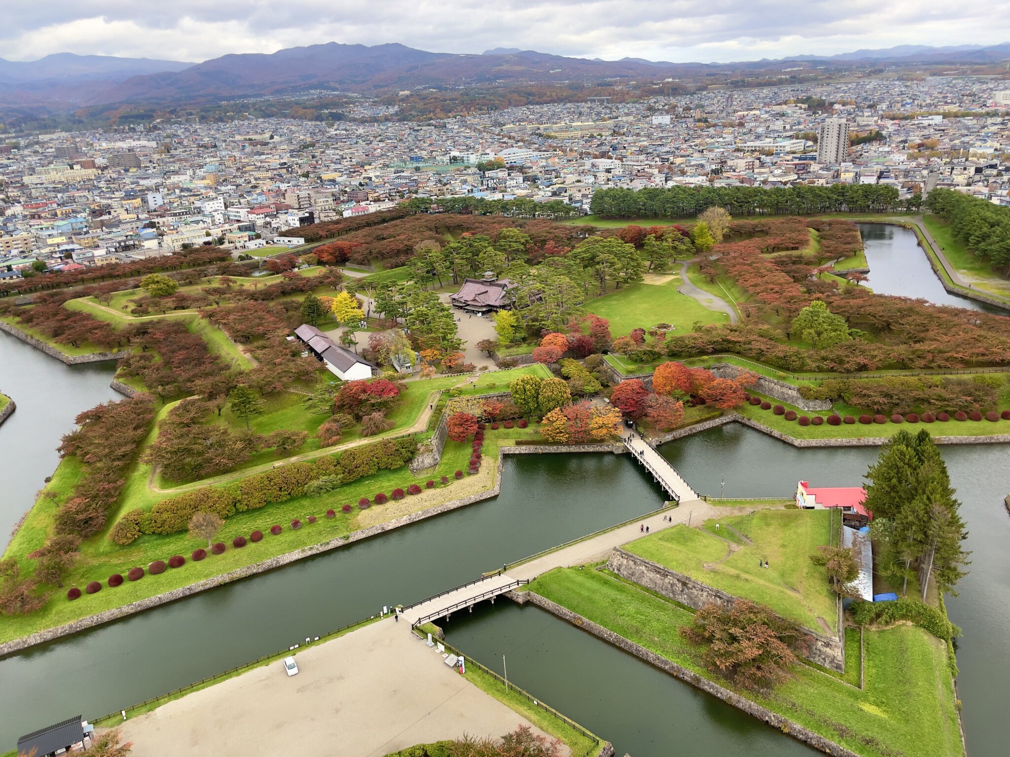 【函館旅行記】紅葉が楽しめる秋の五稜郭へ（冬の一歩手前の函館をゆく Vol.1） | 旅行記ブログ by TIKIKITI.JP